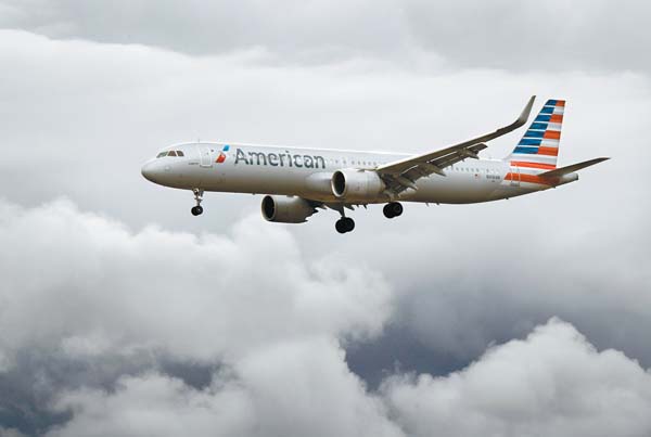 American jet ready to land at Kahului Airport | News, Sports, Jobs ...